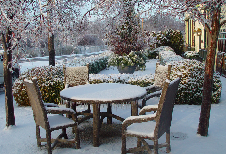 Winter Curb Appeal: Easy Cold Weather Landscape Designs